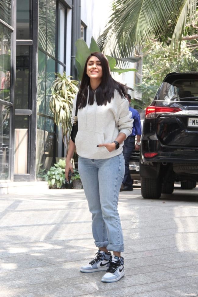 Casual N Beautiful Pics Of Mrunal Thakur